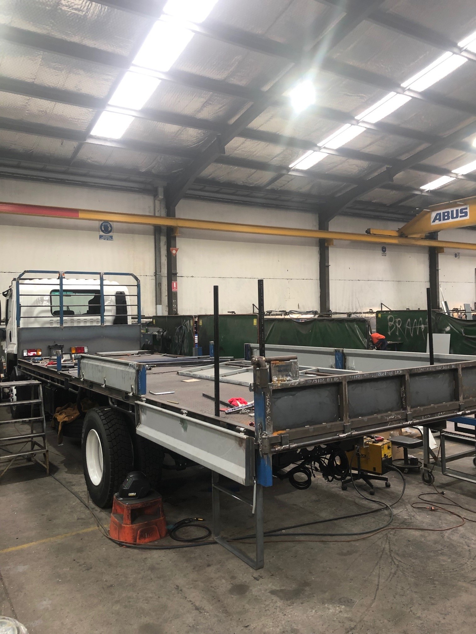 Drop side tray split with rear tipping - Osborne Motor Bodies